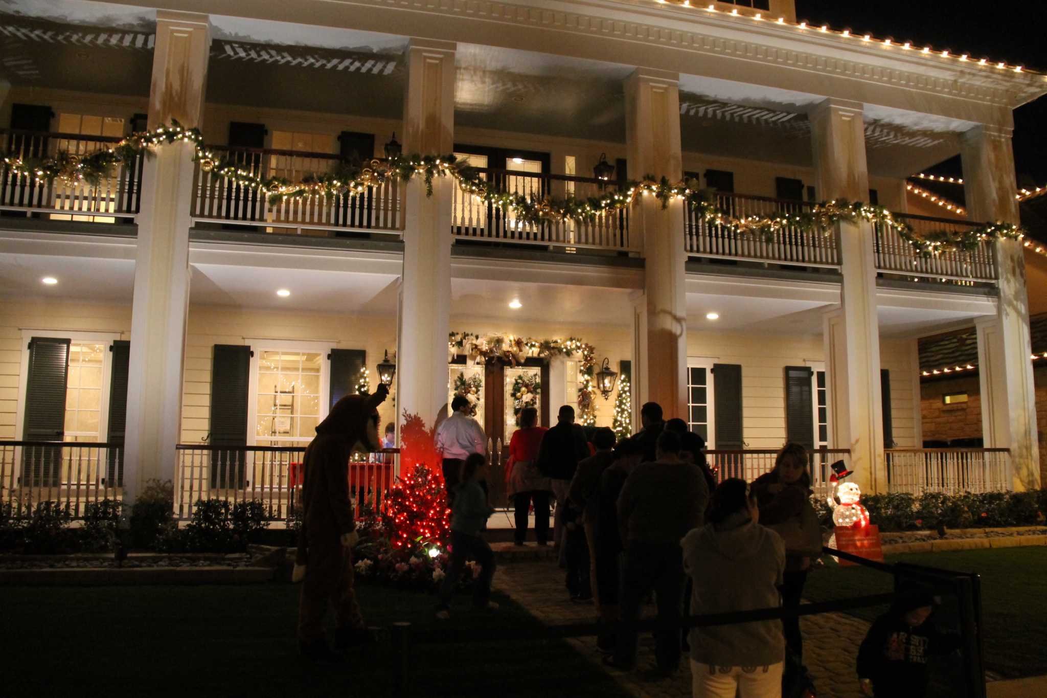 Holiday open houses offer decorating ideas