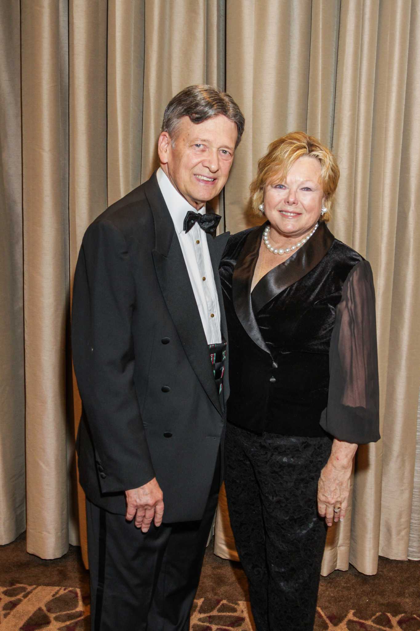 Lou Holtz schools guests at HBU gala