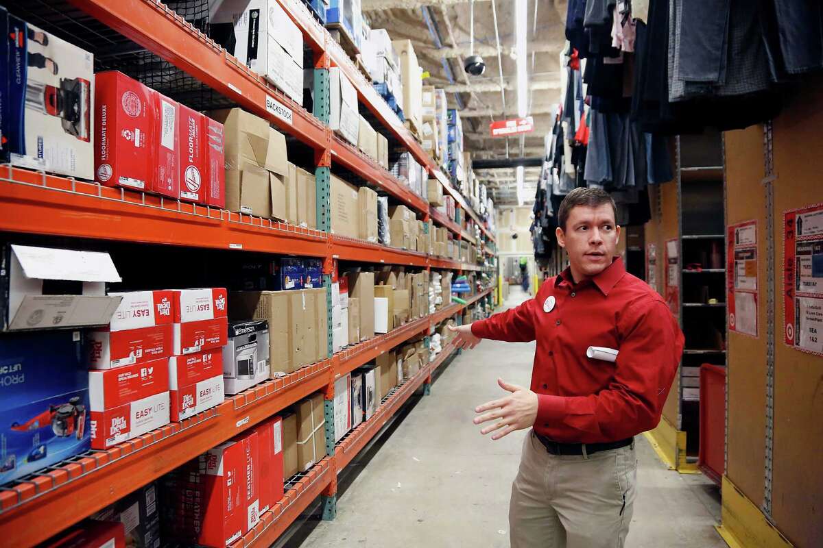 Retailers strive to stand out with apps, in-store service