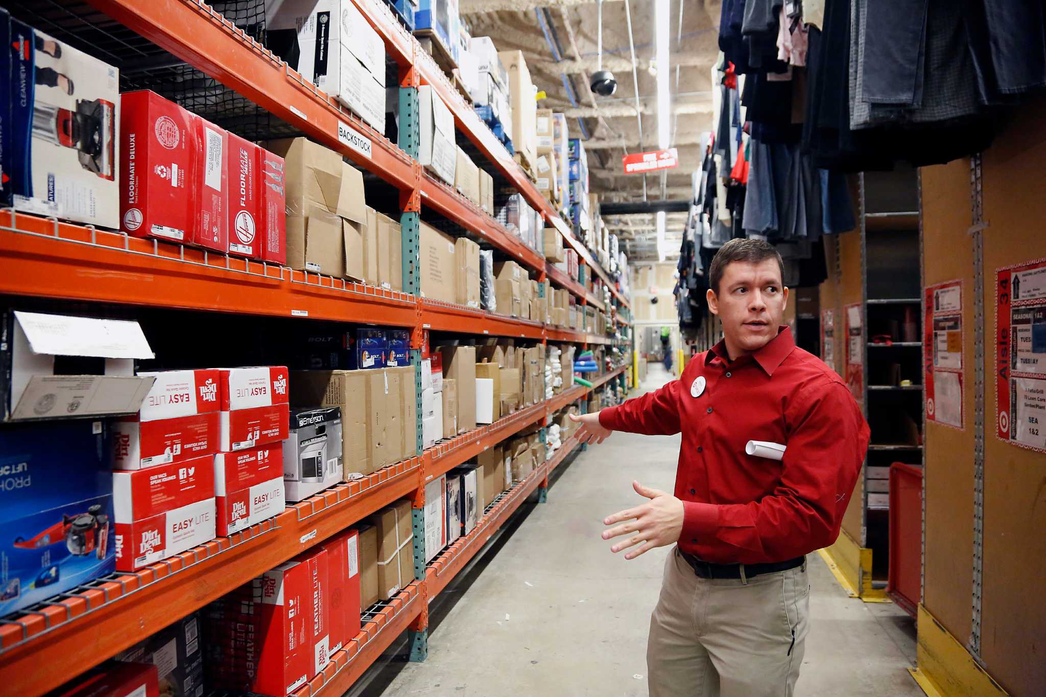 Retailers strive to stand out with apps, in-store service