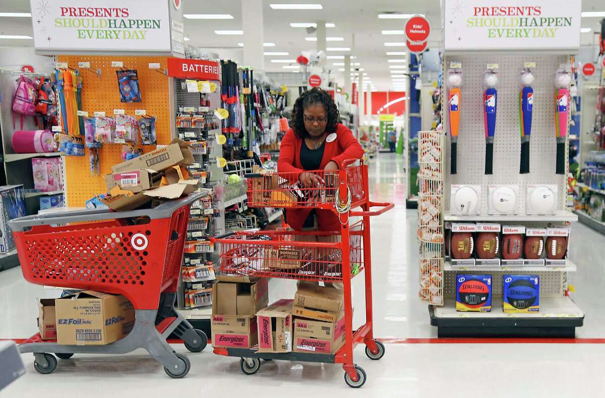 Retailers strive to stand out with apps, in-store service