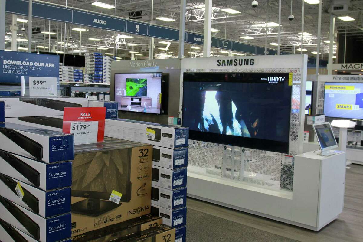 Retailers strive to stand out with apps, in-store service