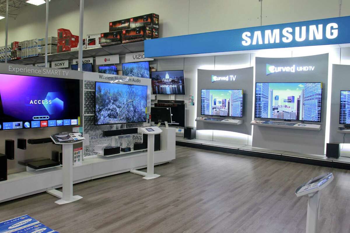 Retailers strive to stand out with apps, in-store service