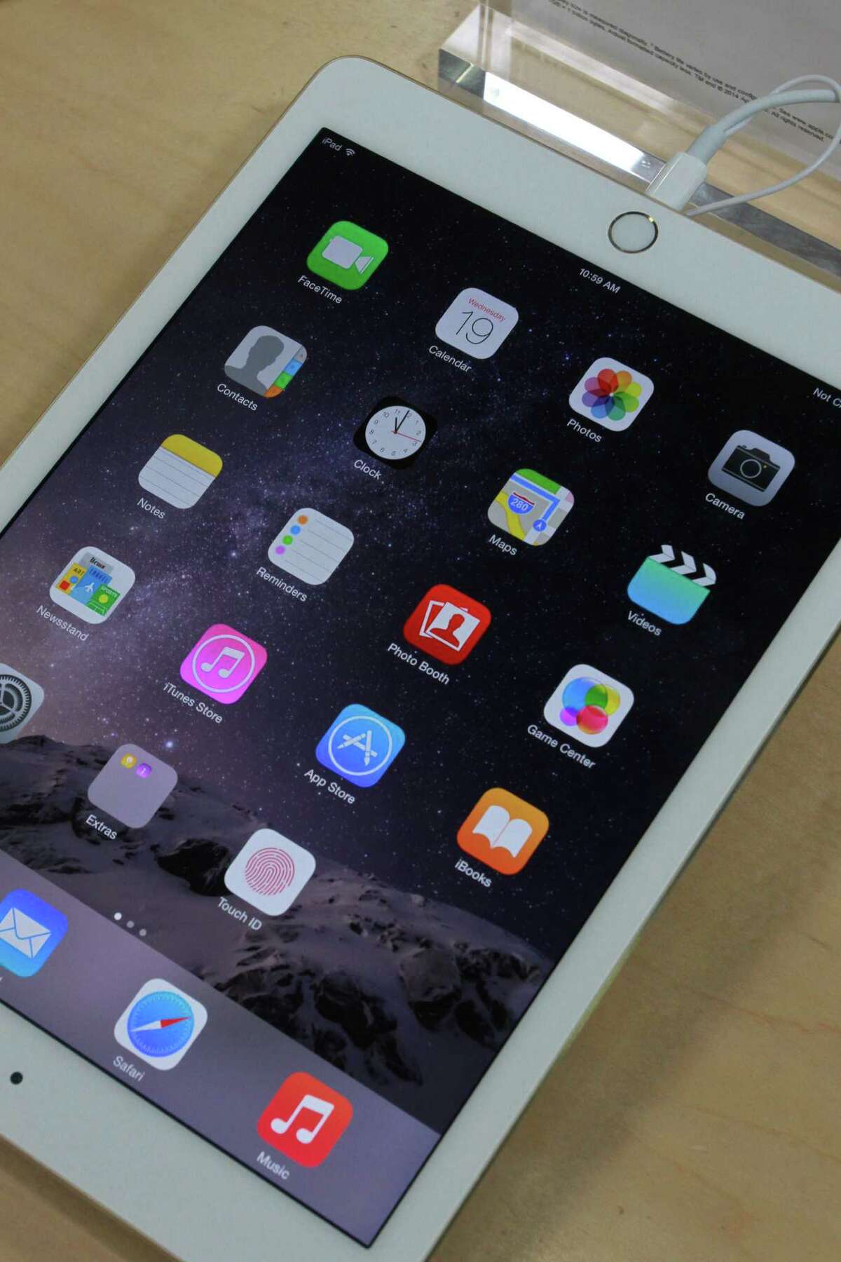 Retailers strive to stand out with apps, in-store service