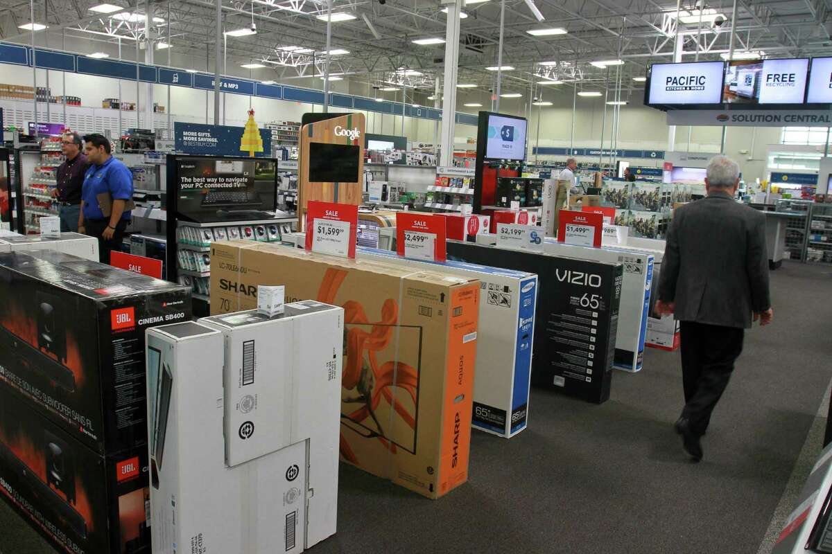 Retailers strive to stand out with apps, in-store service