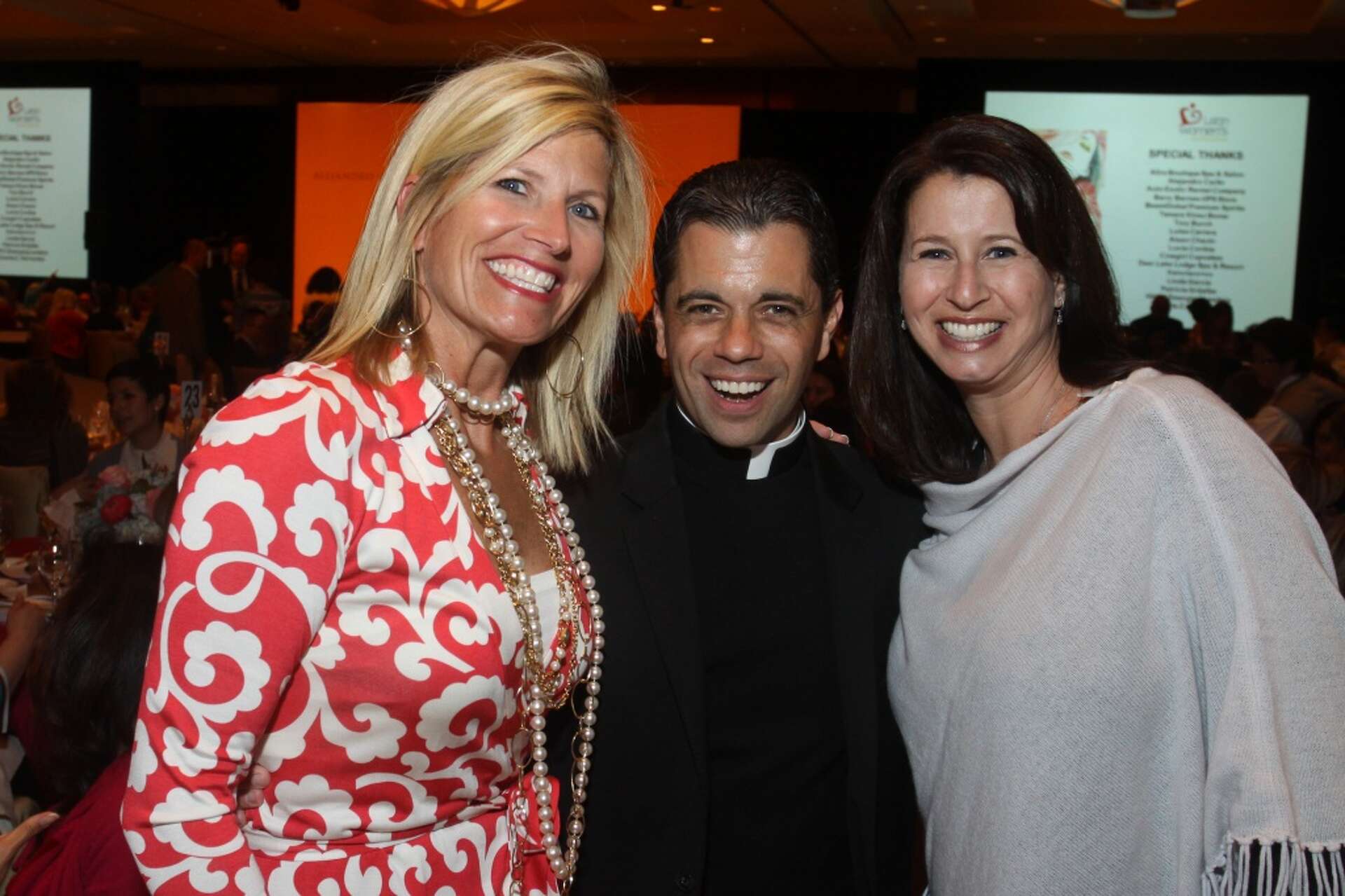 Martinez, energetic priest behind Cristo Rey school, dies at 44