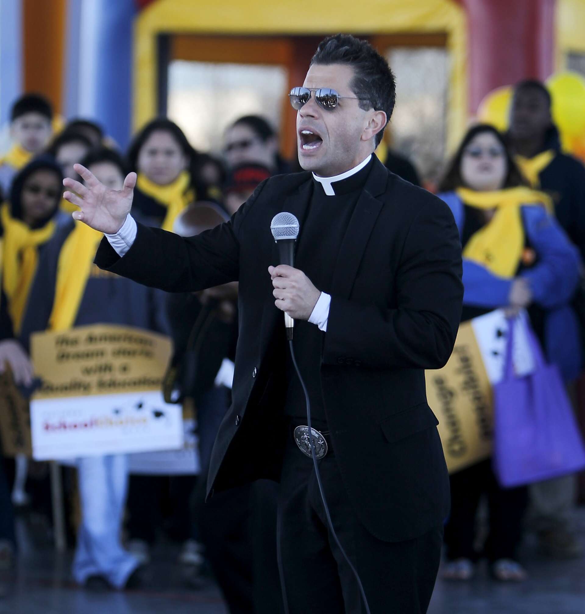Martinez, energetic priest behind Cristo Rey school, dies at 44