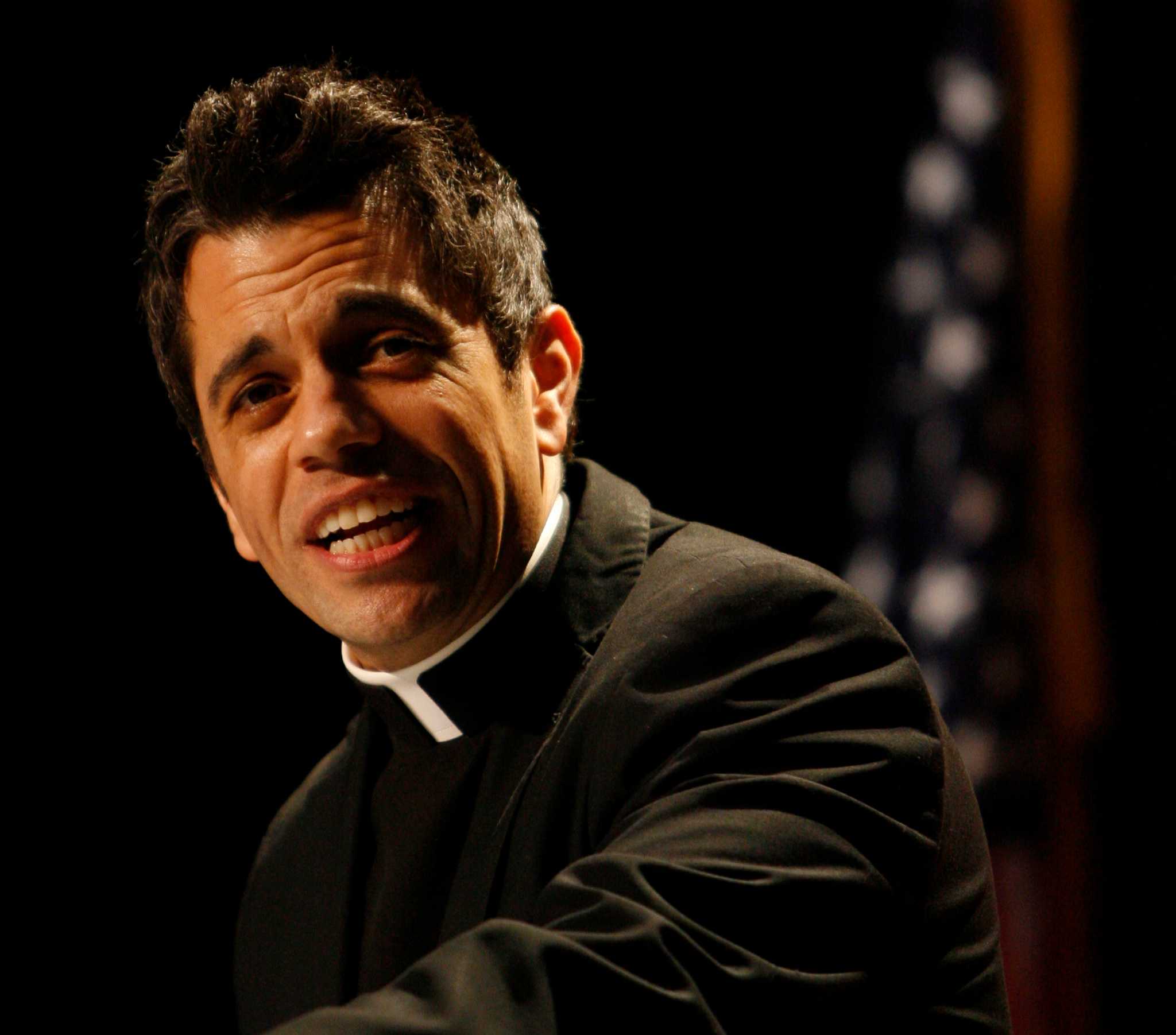 Martinez, energetic priest behind Cristo Rey school, dies at 44