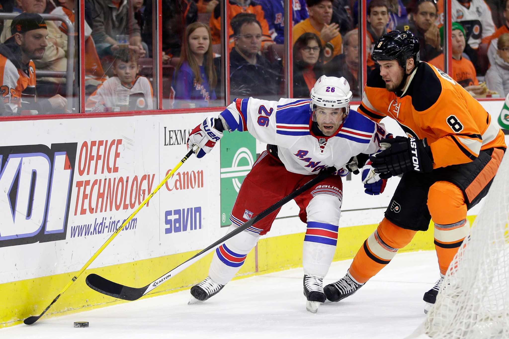 Milestone helps Rangers top Flyers