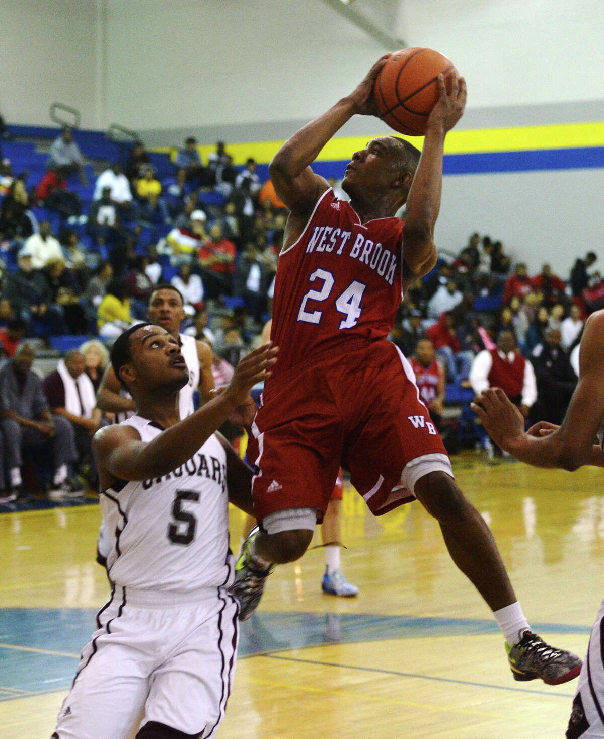 Central, Ozen roll to easy wins at Fred Williams Classic