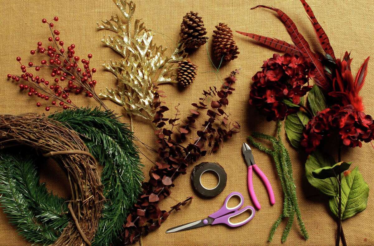 Wreath project makes decorating for winter holidays easy