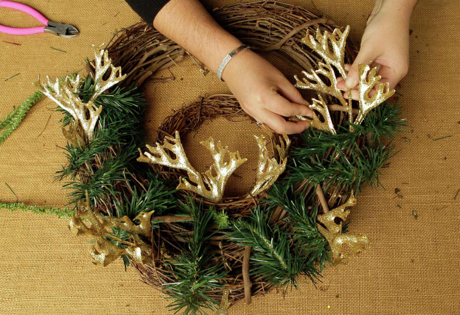 Wreath project makes decorating for winter holidays easy