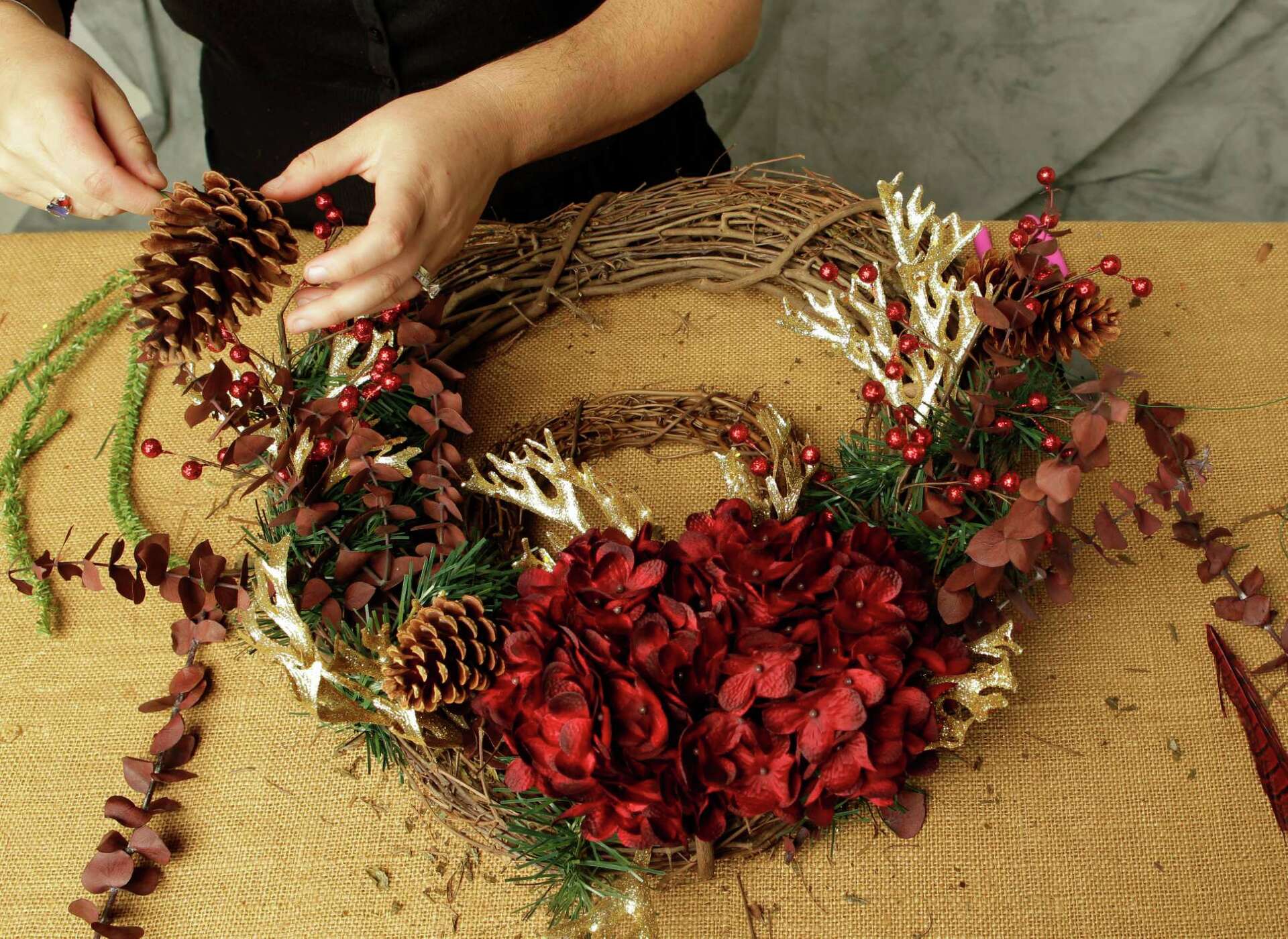 Wreath project makes decorating for winter holidays easy