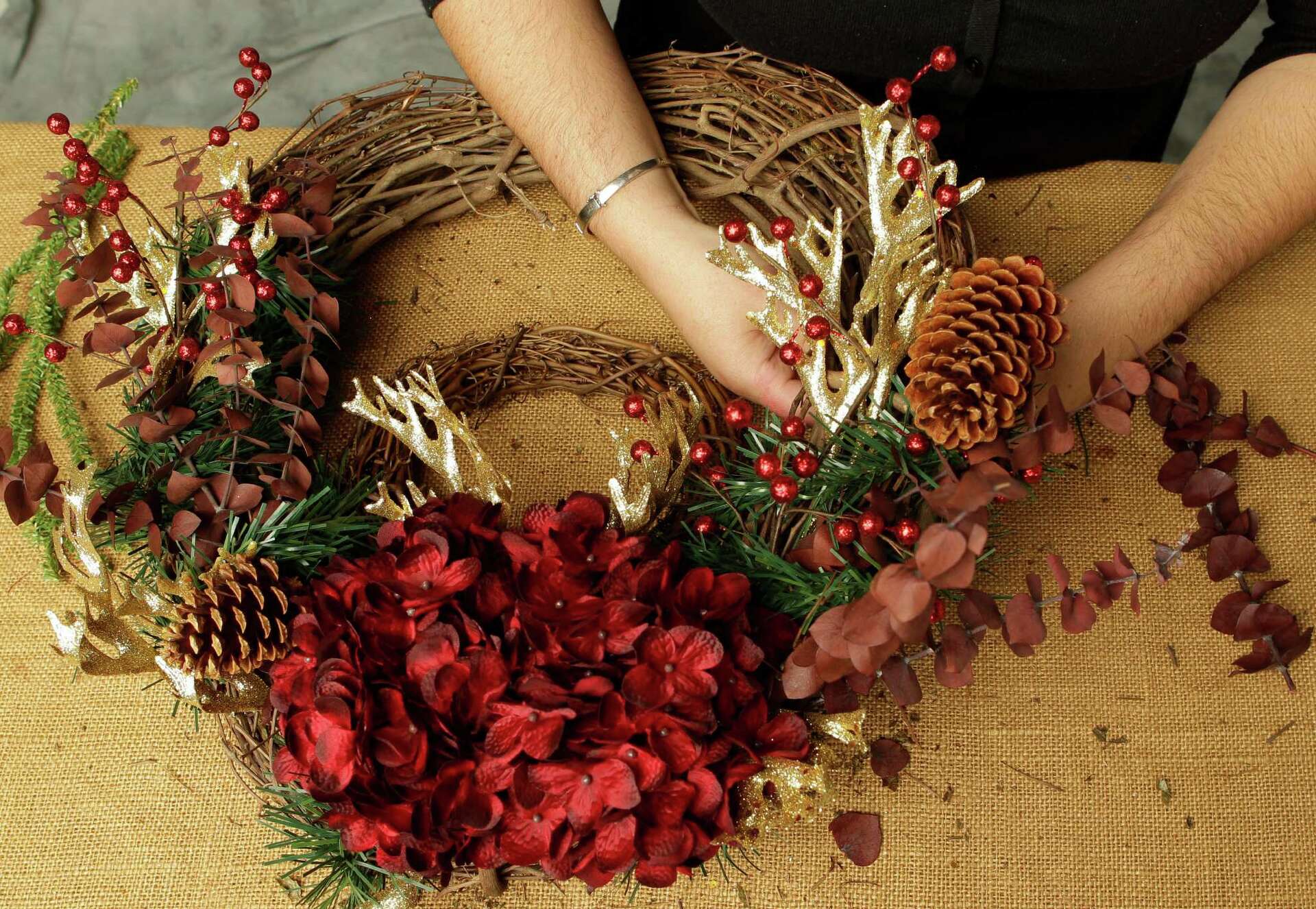Wreath project makes decorating for winter holidays easy