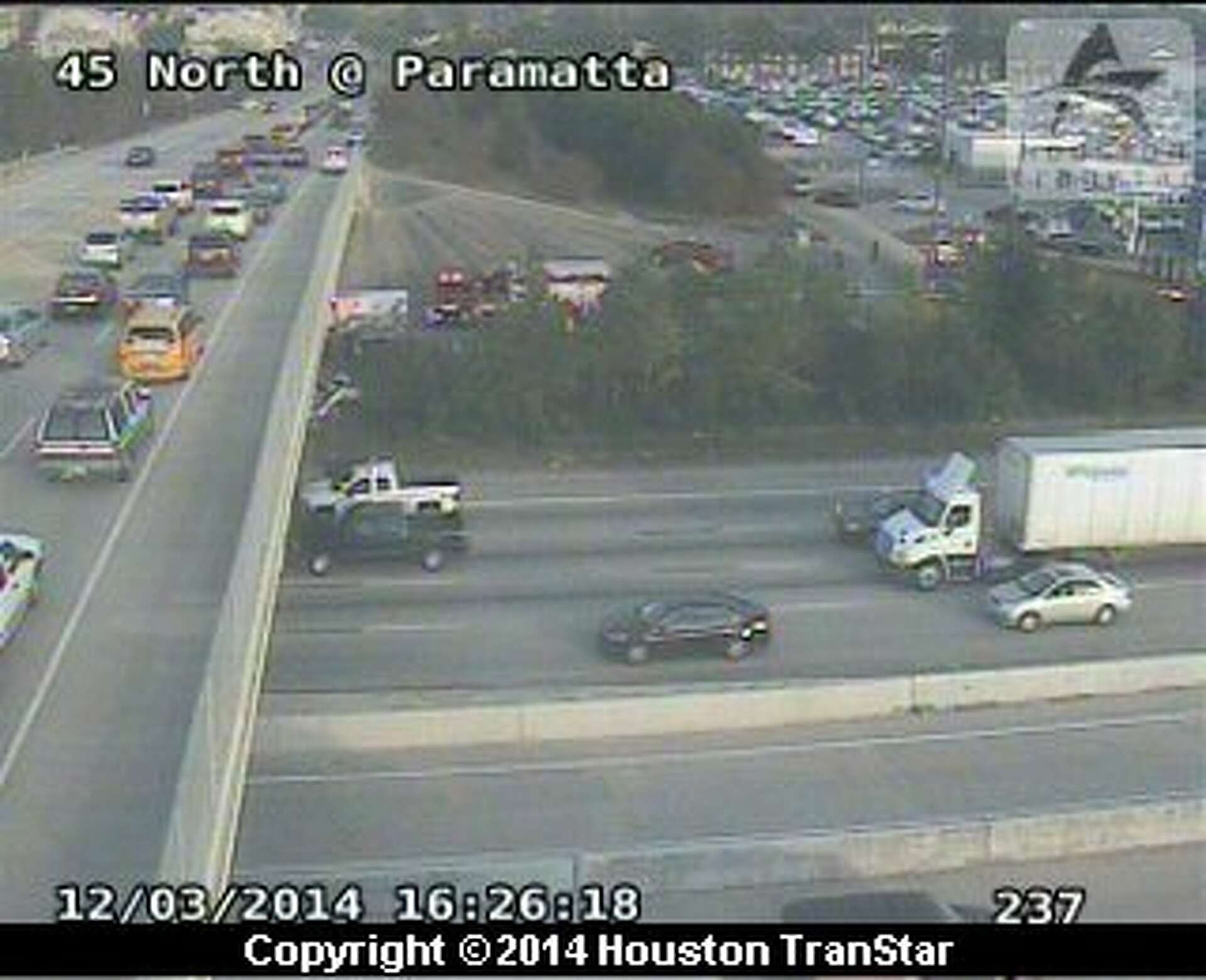 Crash off I-45 leaves at least 3 people dead