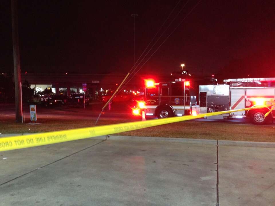 Crash off I-45 leaves at least 3 people dead