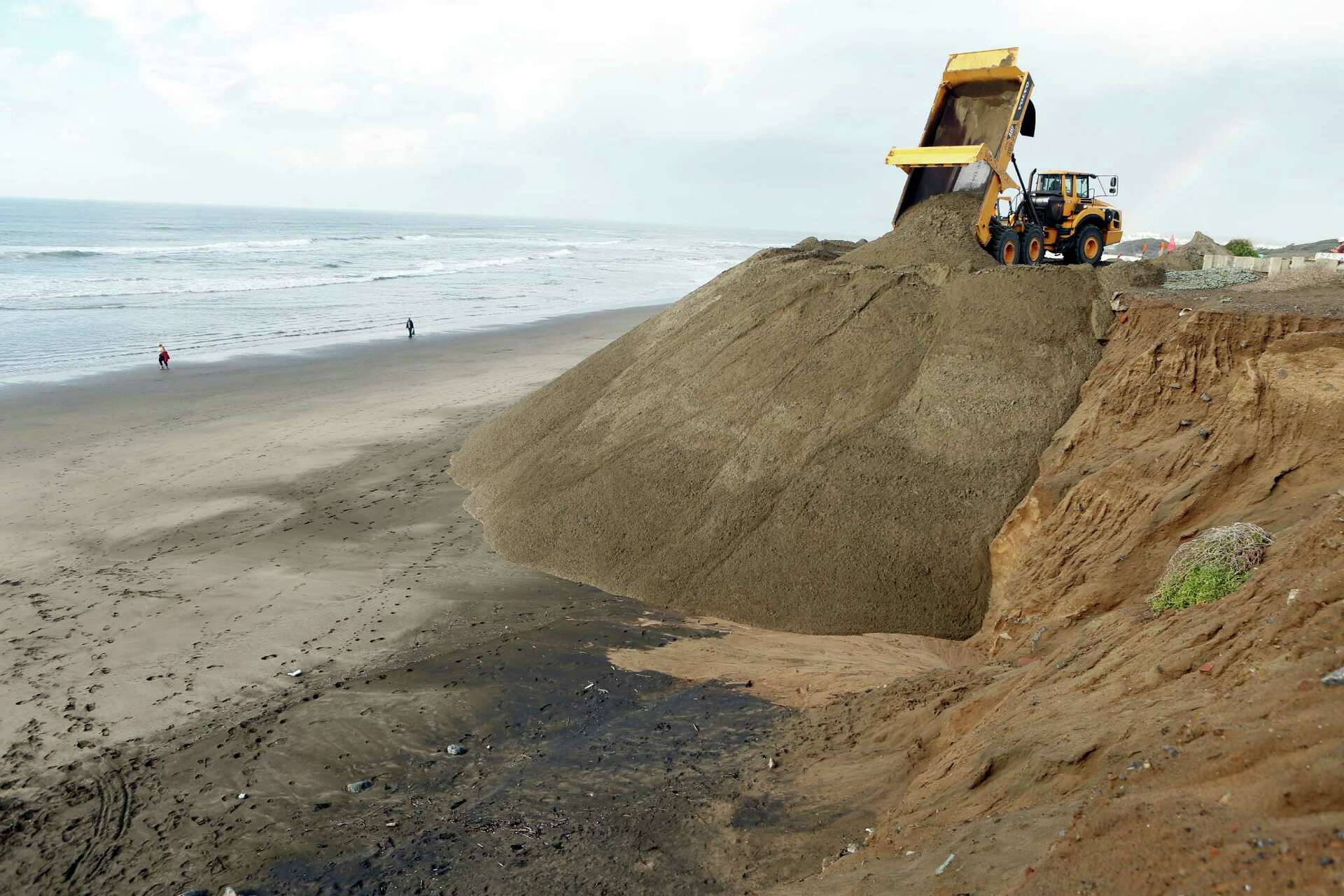 Why S.F. is moving 42,000 tons of sand down Ocean Beach