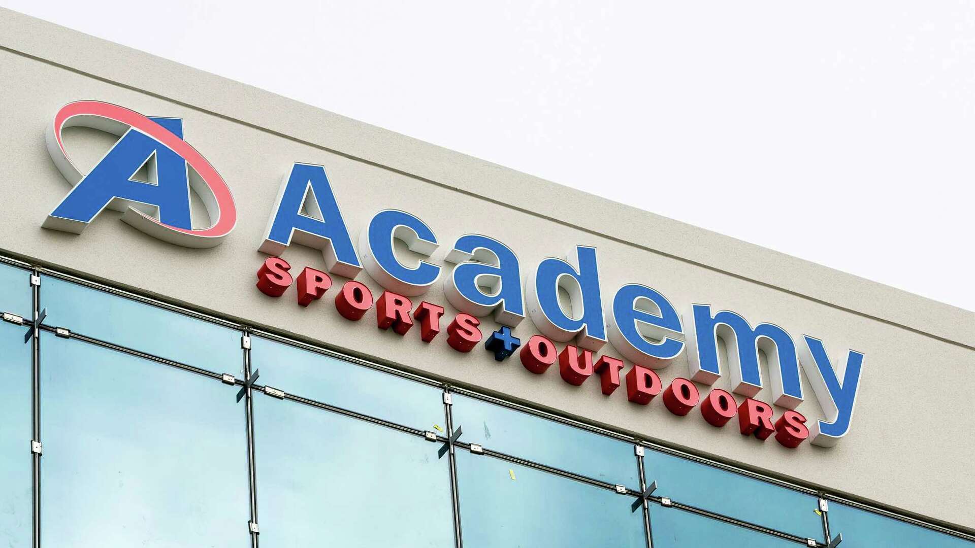 Academy Sports + Outdoors opens distribution center in Tennessee