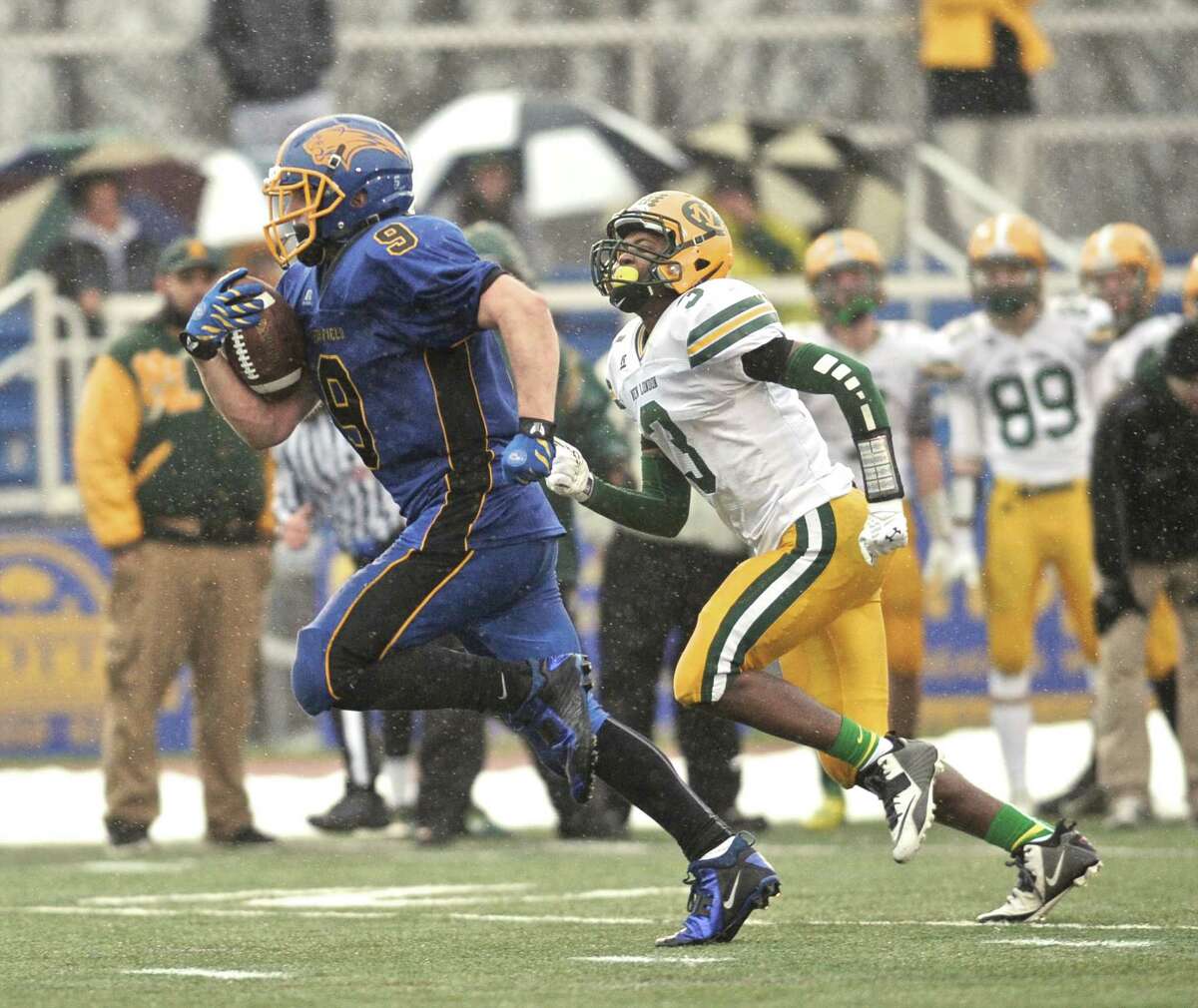 Brookfield crushes New London, returns to state finals
