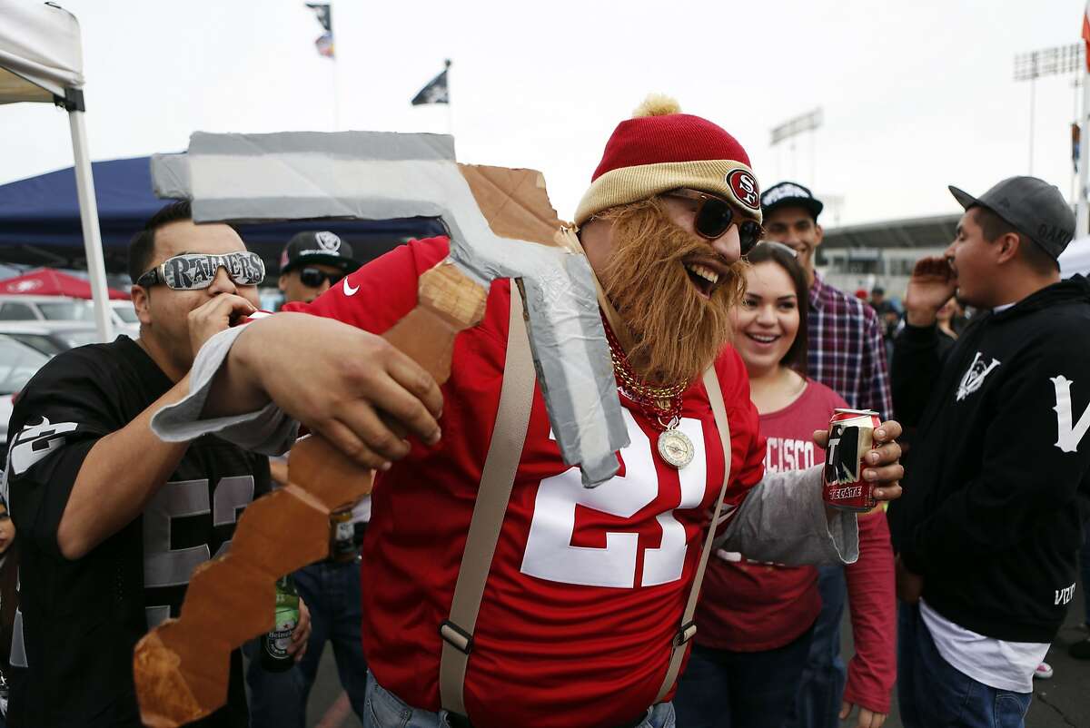 Raiders, Niners fans mellowed by mutual love of football, food