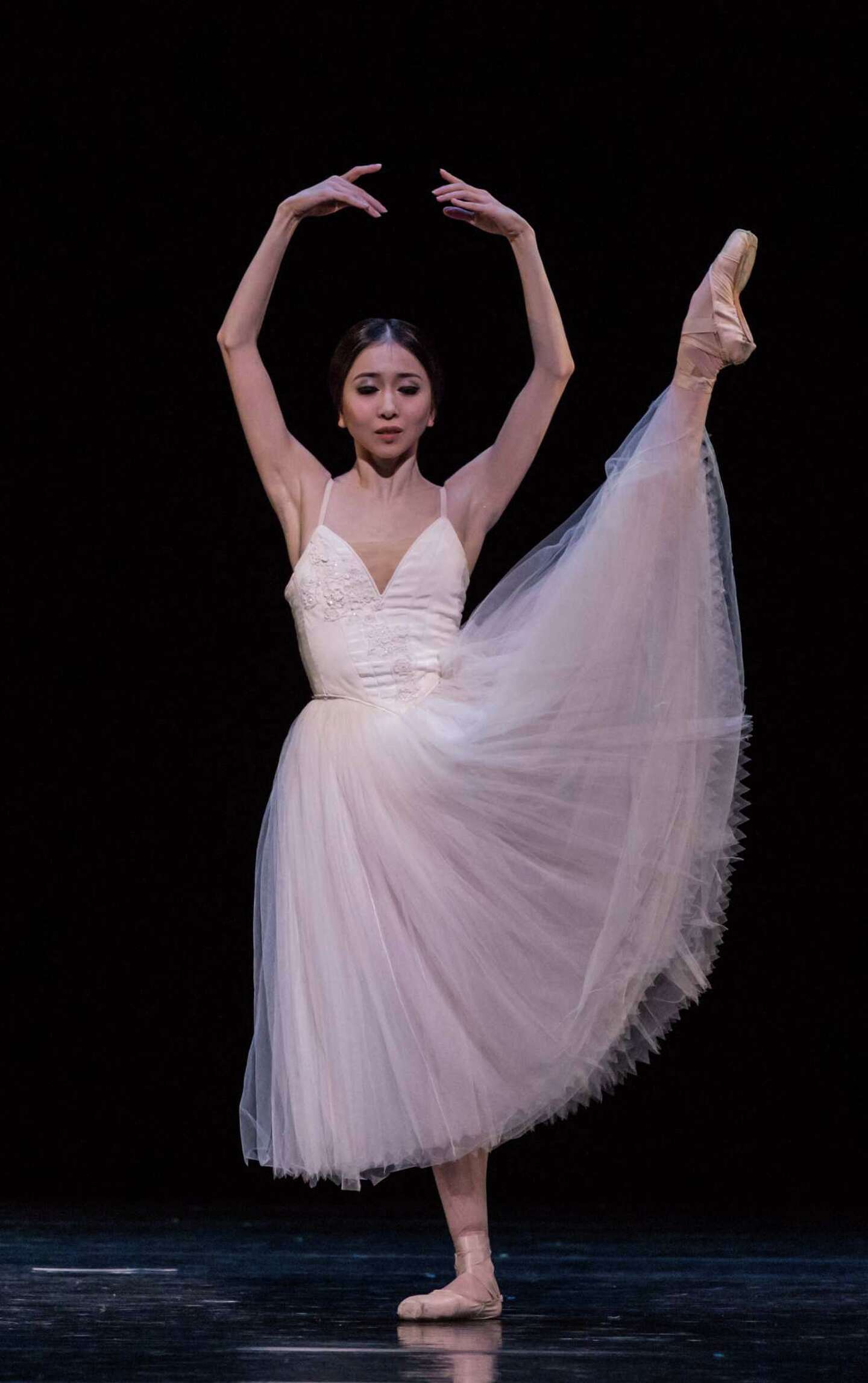 Leg up for elite dancers might lead to later problems