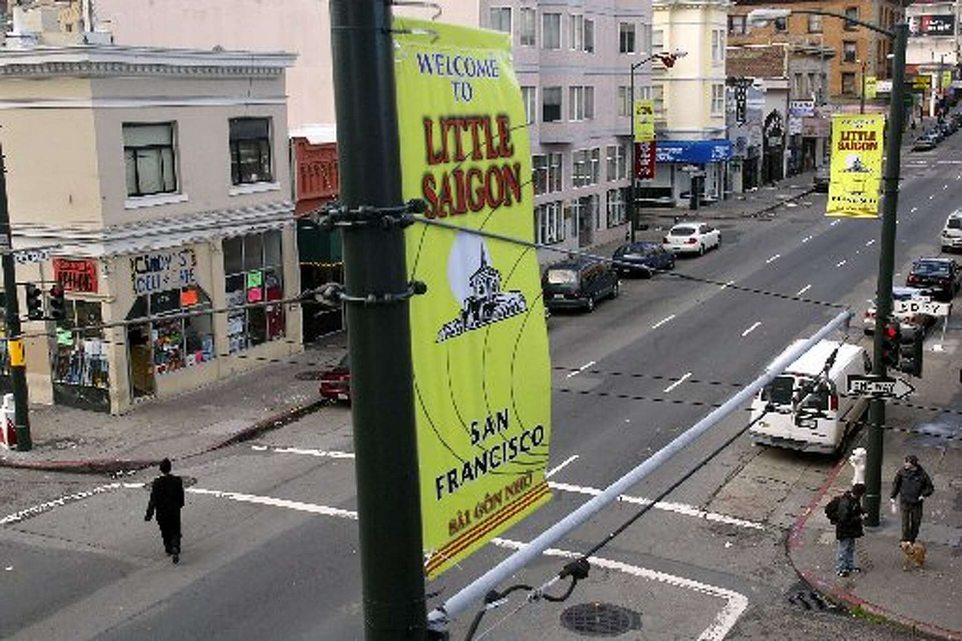 Which sign stands in front on Larkin Street?