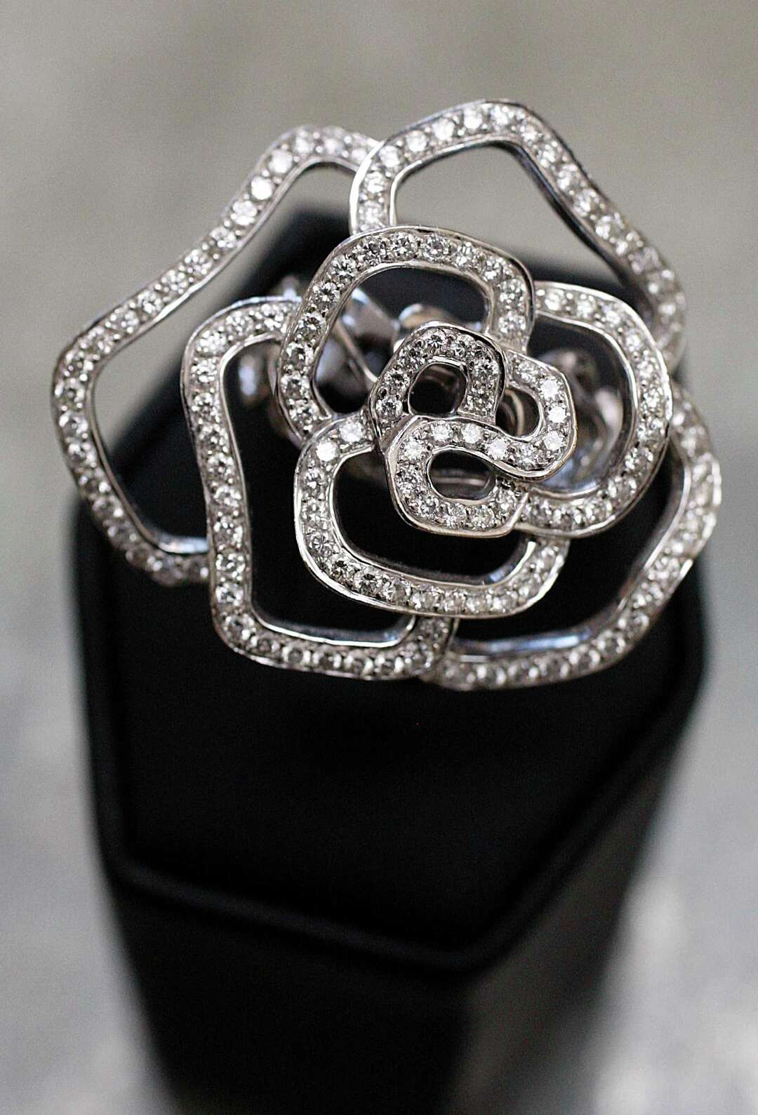 Estate jewelry website RoseRoss launches its collection