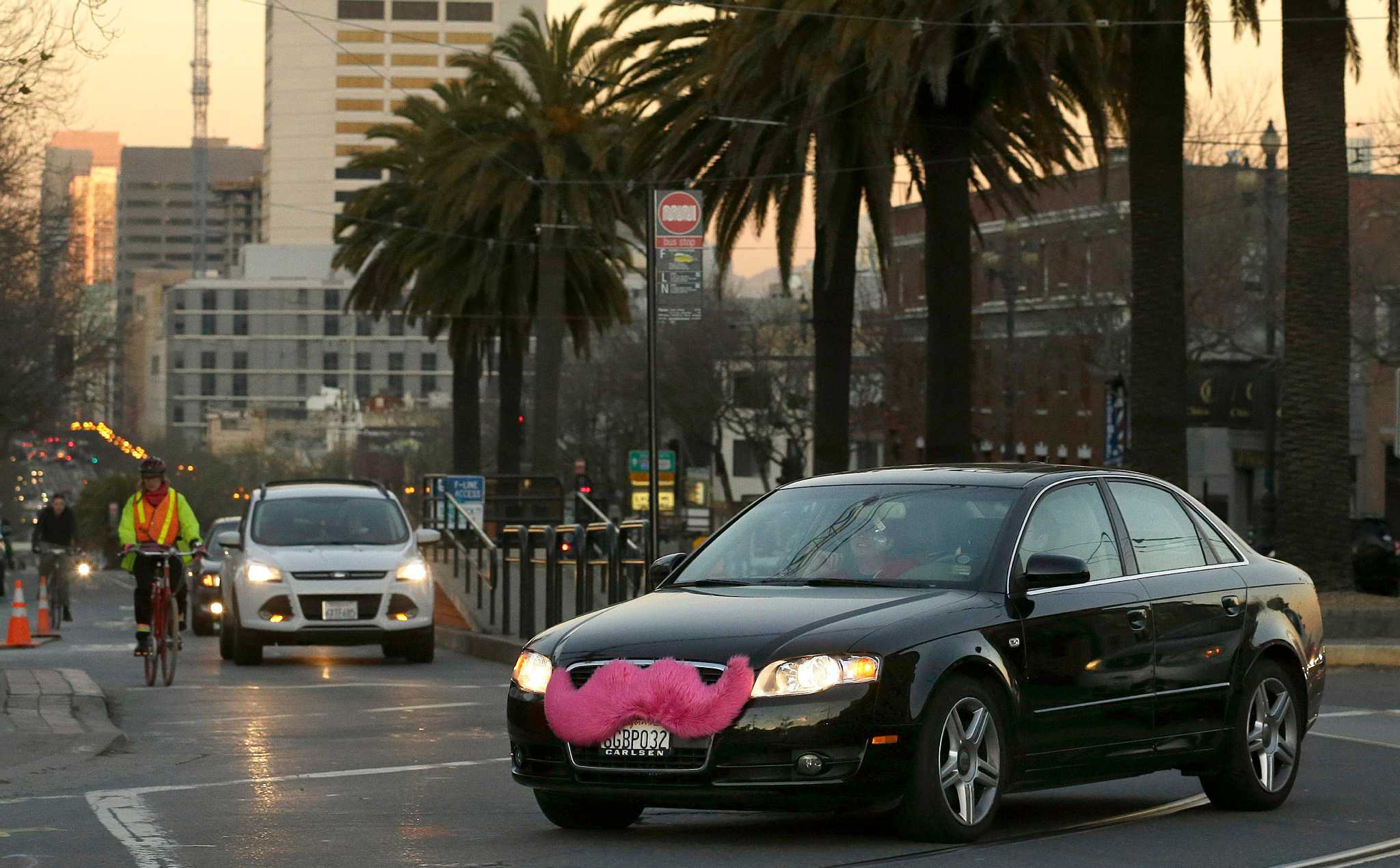 DMV says UberX, Lyft drivers need commercial plates