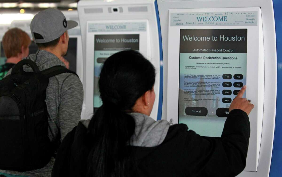 Houston airports want more automated kiosks for international passengers