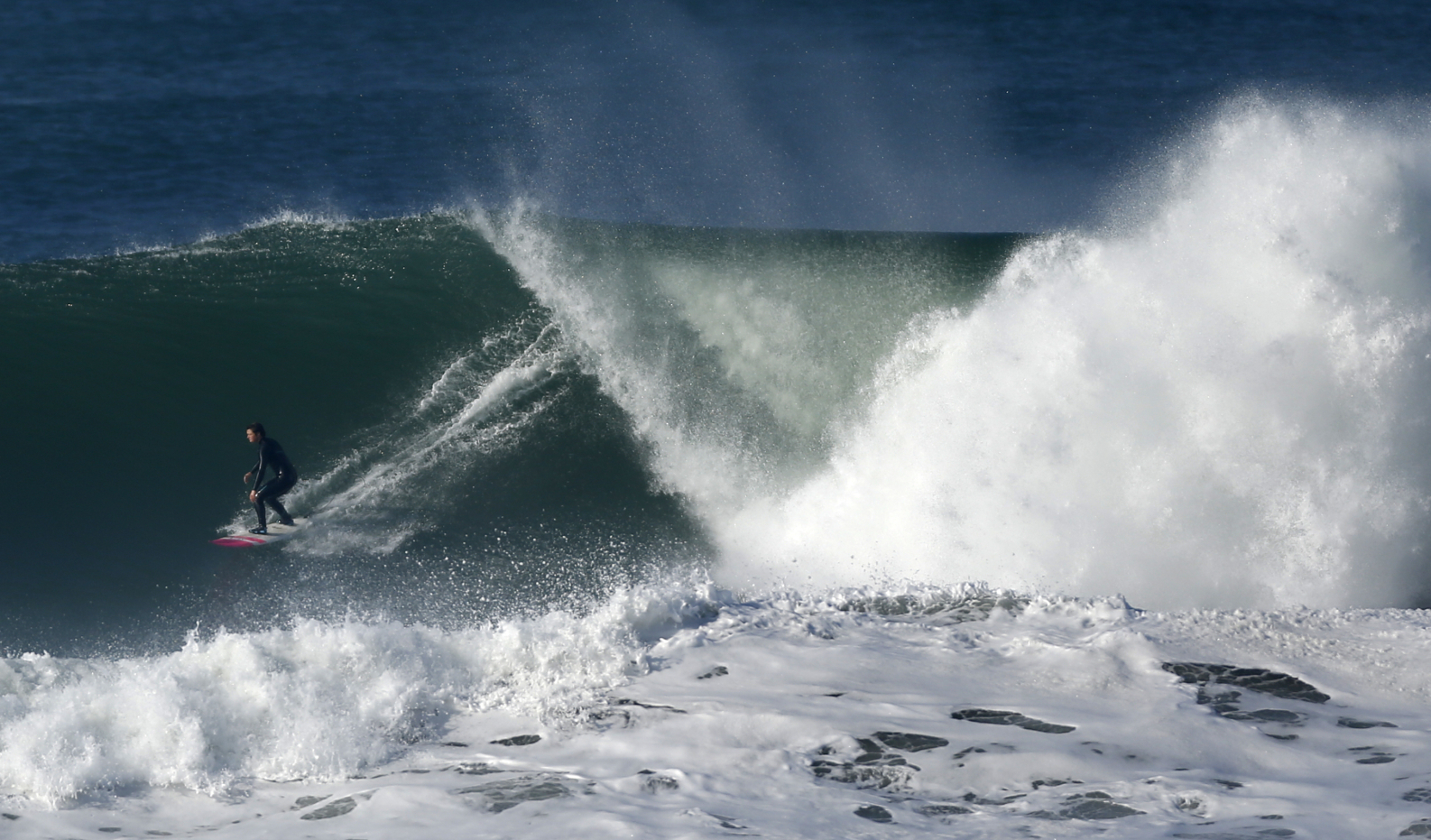 Brave female surfers are breaking into big-wave scene