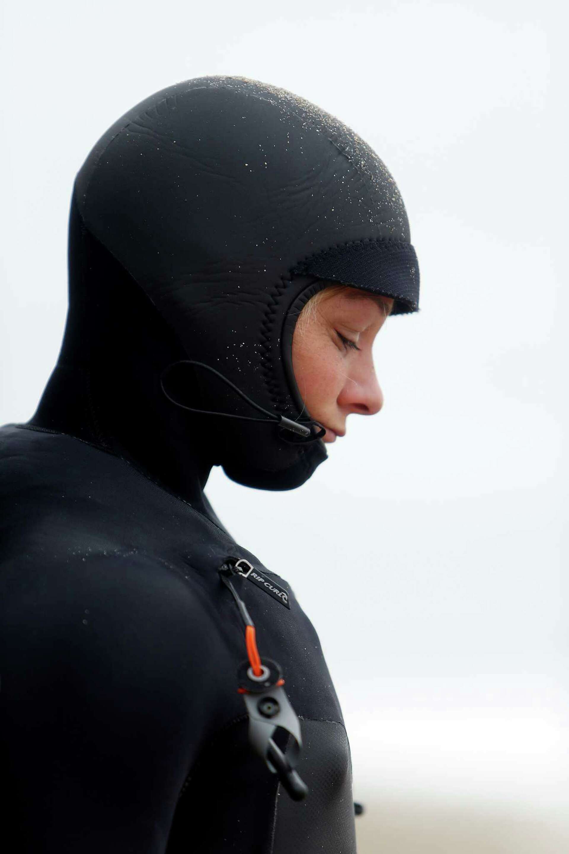 Brave female surfers are breaking into big-wave scene