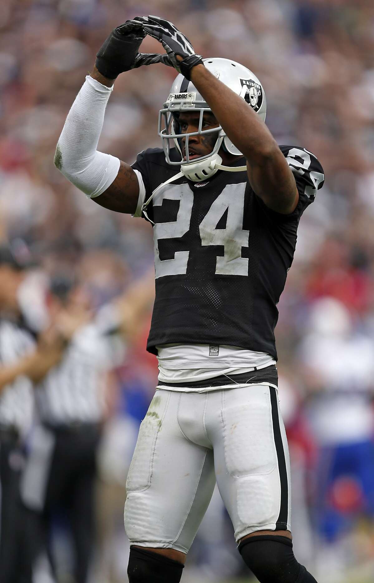 Raiders’ Woodson announces he is retiring