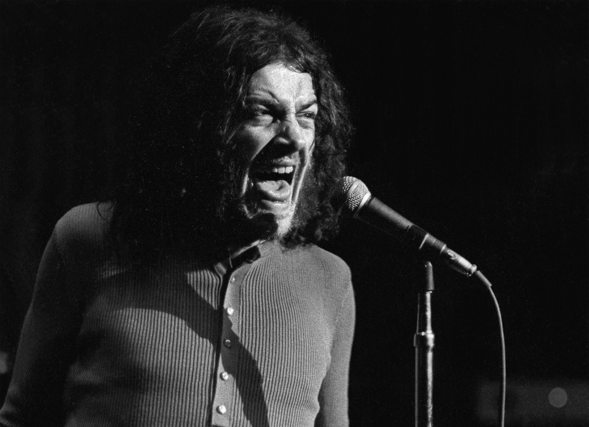 Joe Cocker, raspy singer who emerged as star at Woodstock, dies