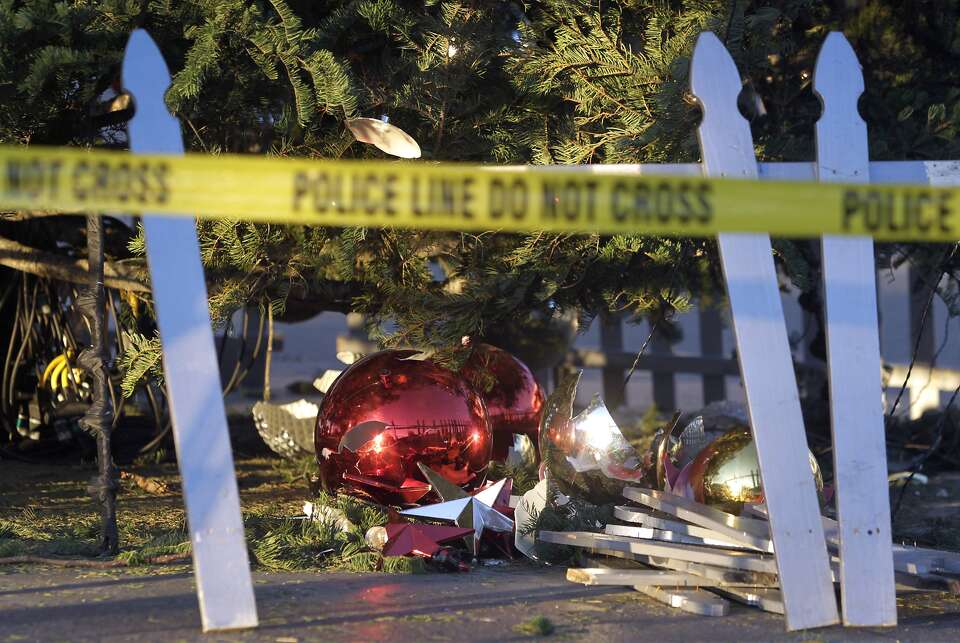 Oakland police protesters smash windows, vandalize Christmas tree