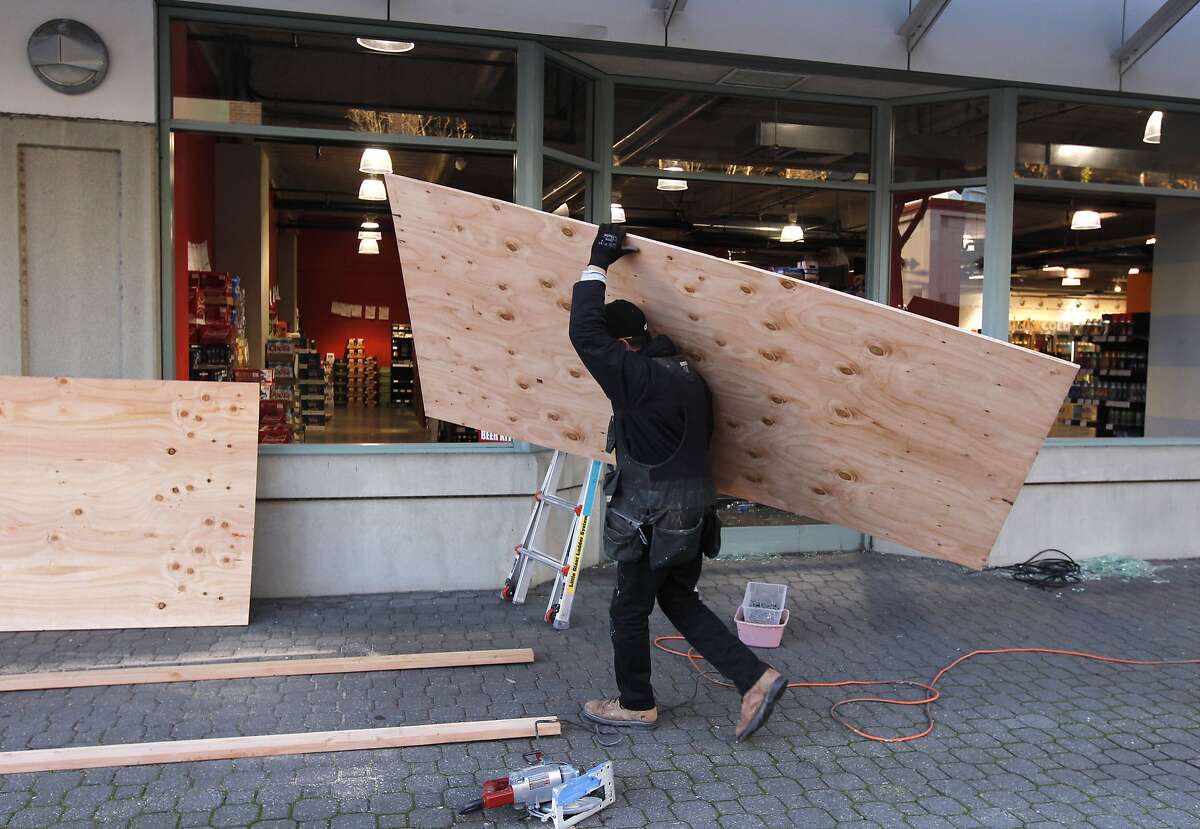 Oakland police protesters smash windows, vandalize Christmas tree