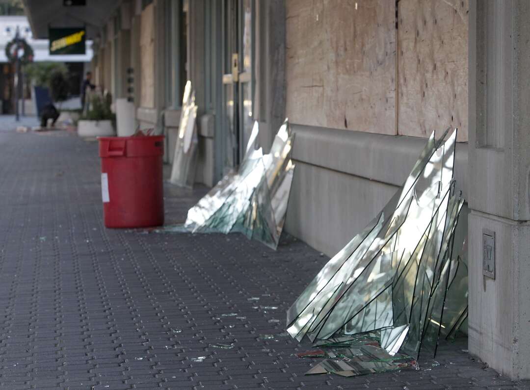 Oakland police protesters smash windows, vandalize Christmas tree