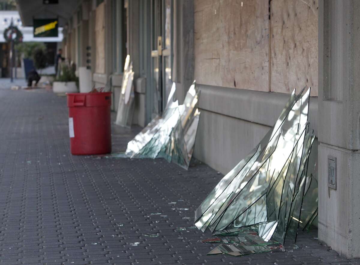 Oakland police protesters smash windows, vandalize Christmas tree