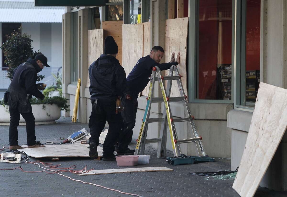 Oakland police protesters smash windows, vandalize Christmas tree