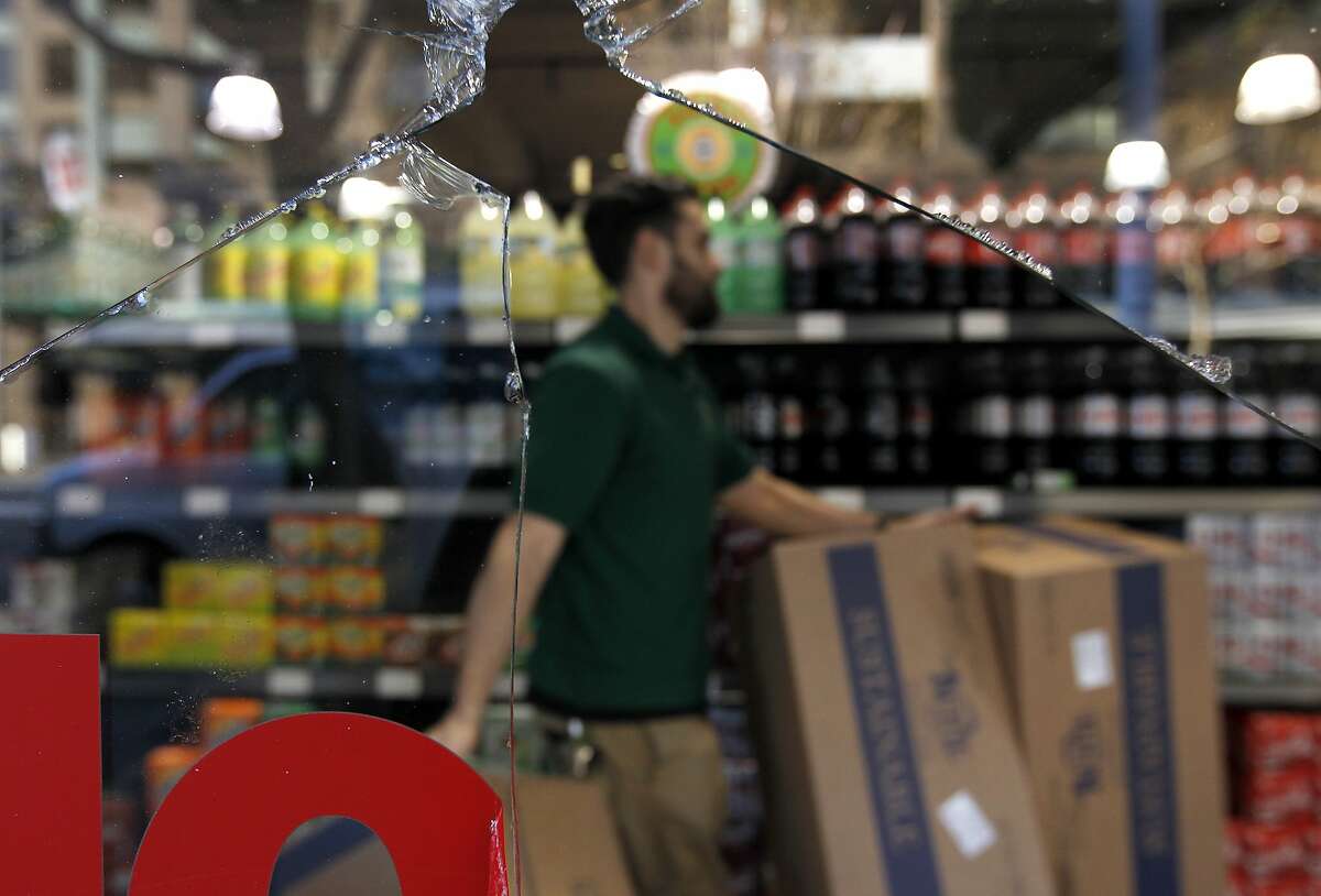 Oakland police protesters smash windows, vandalize Christmas tree