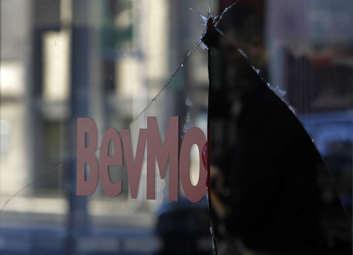 Oakland police protesters smash windows, vandalize Christmas tree