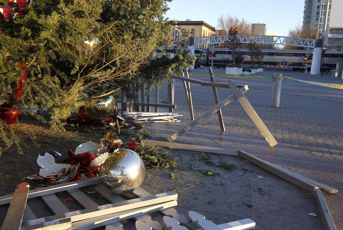 Oakland police protesters smash windows, vandalize Christmas tree