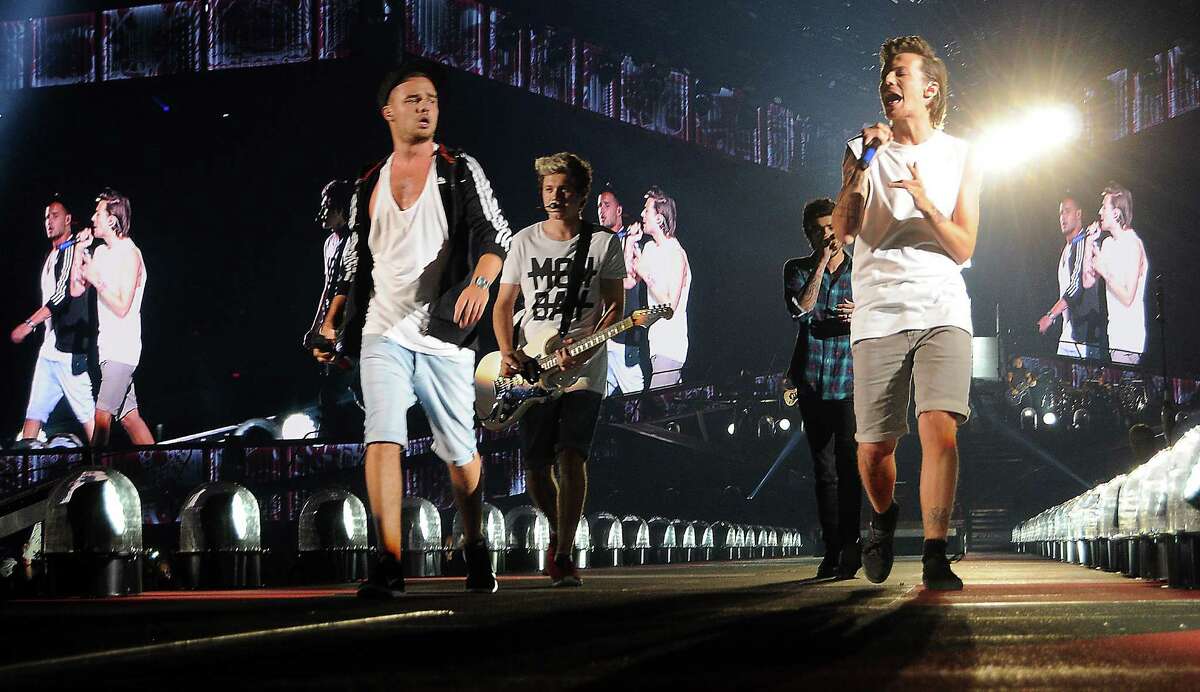 One Direction premieres music video filmed at NASA