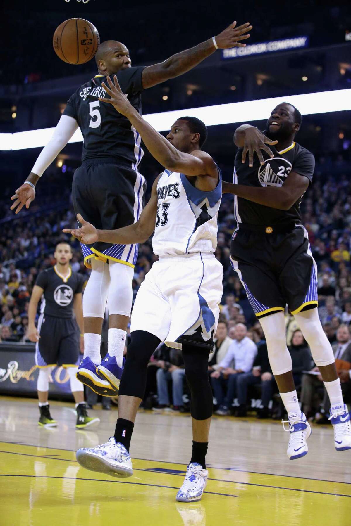 Warriors pound T’wolves to end mini-slump