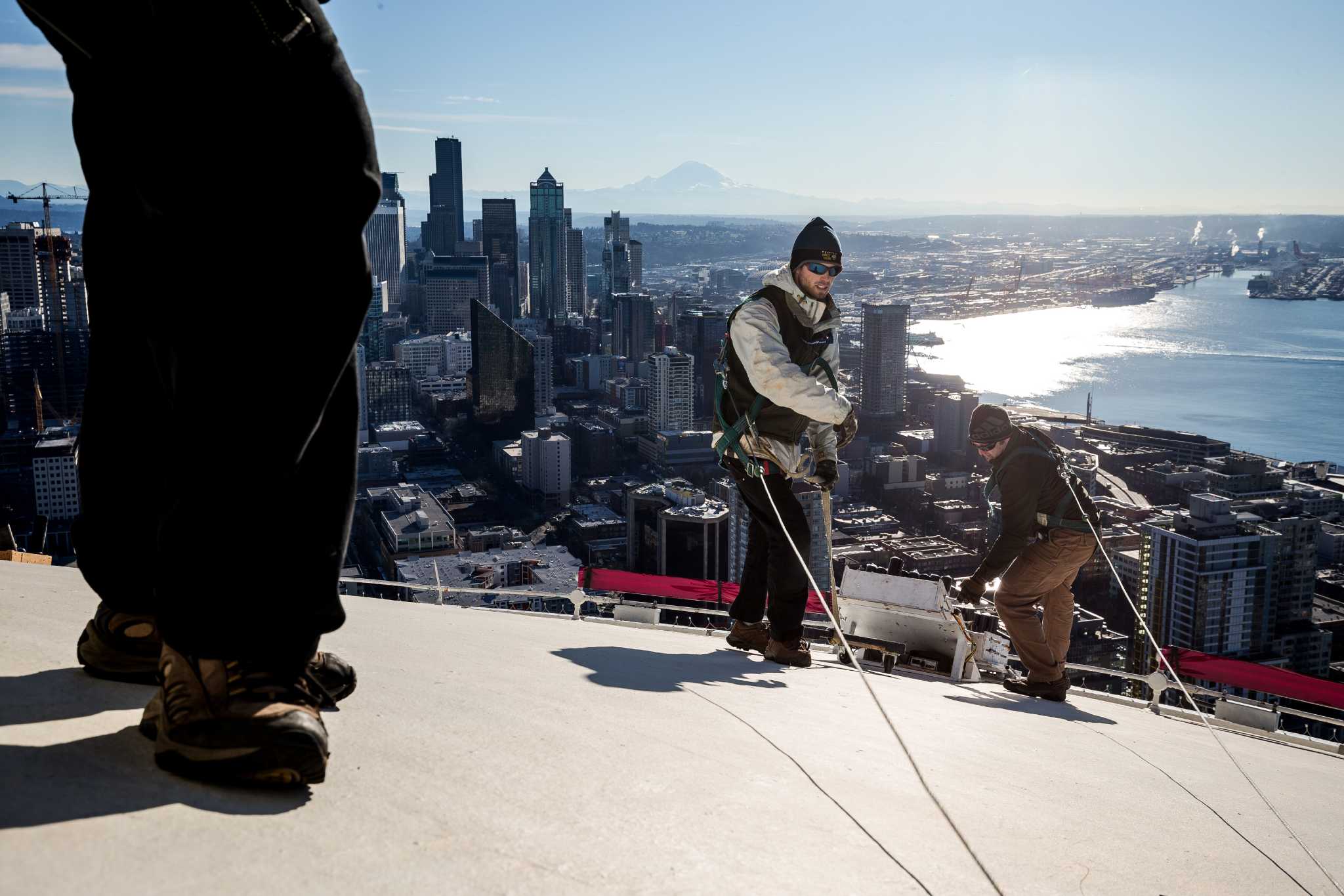 Space Needle preps for New Year's Eve fireworks show