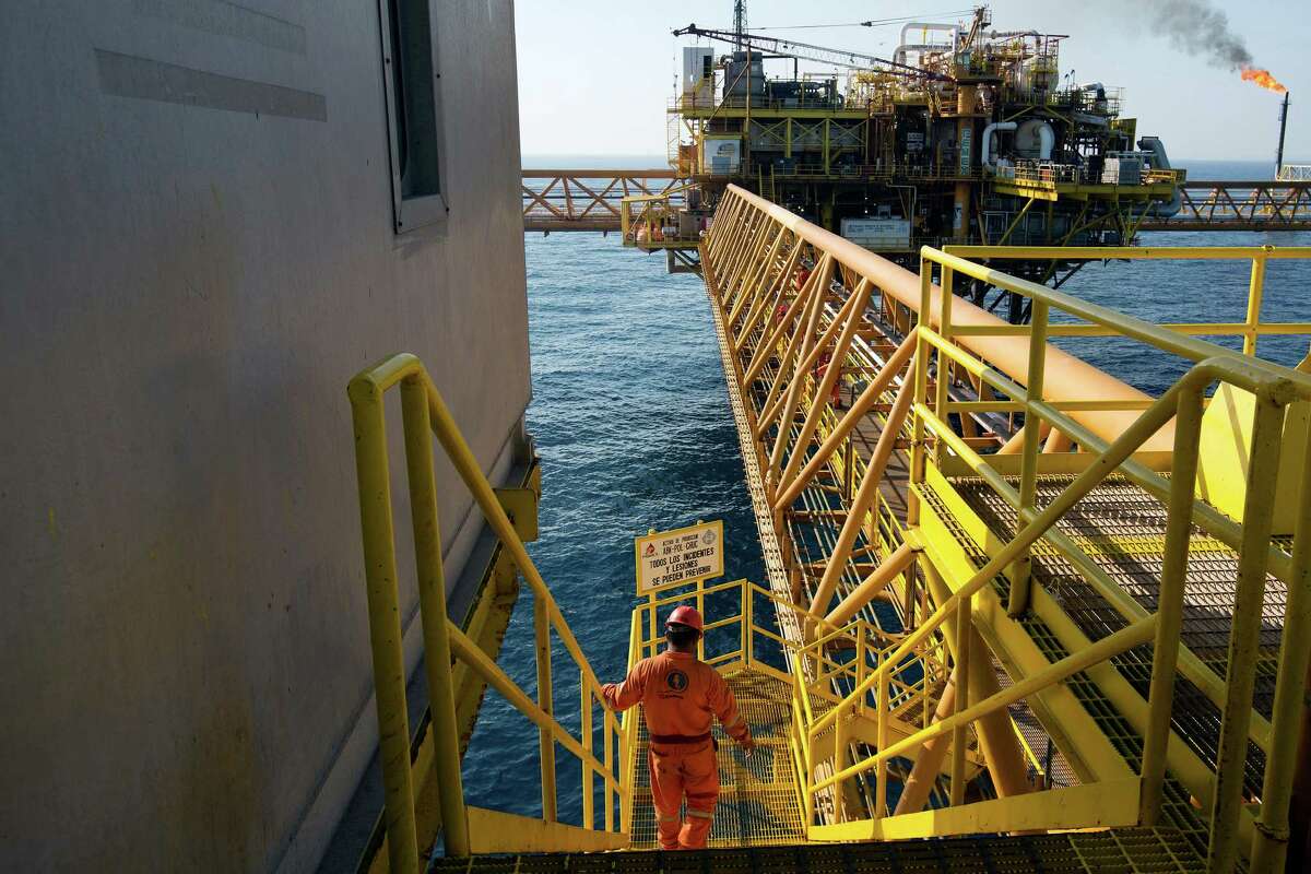 Mexico oil output headed for record low as Pemex woes mount