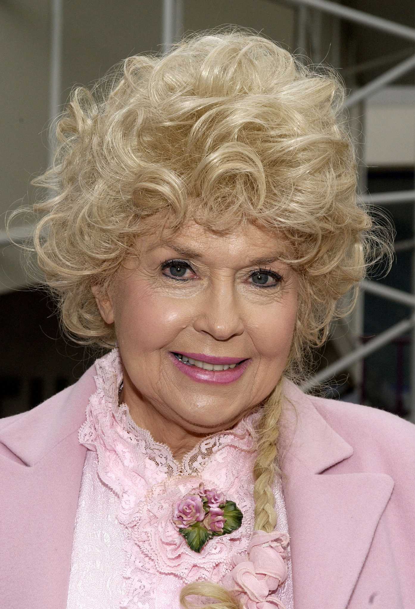 Actress Donna Douglas, Elly May on 'Beverly Hillbillies,’ dies