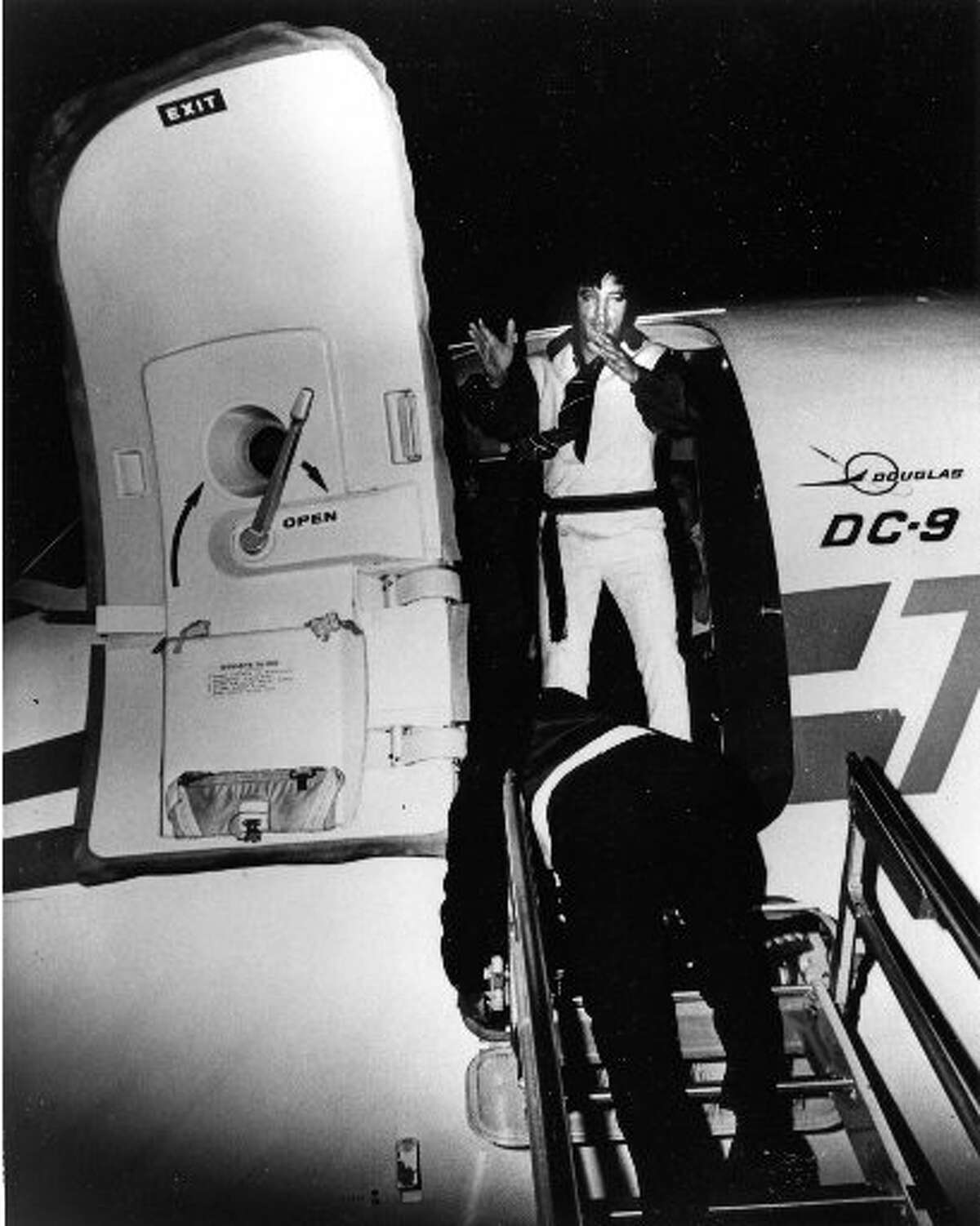 Conspiracy theory says Elvis used his 'dead' twin brother as a body ...
