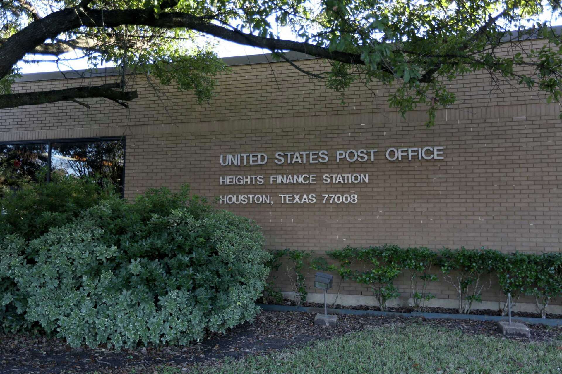 Postal Service poised to sell Heights post office site
