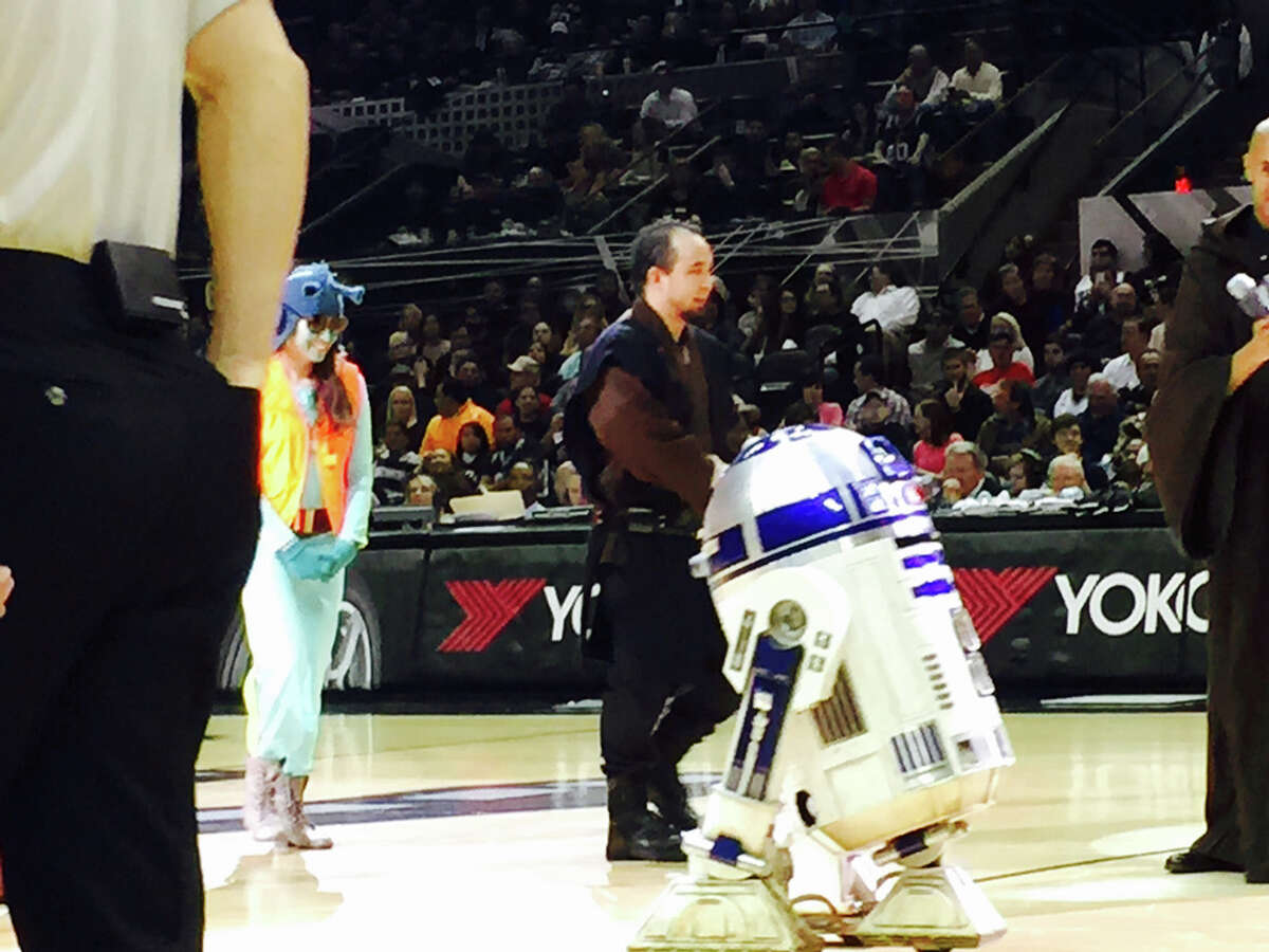 mySpy: Spurs Jesus at the Spurs-Pistons game
