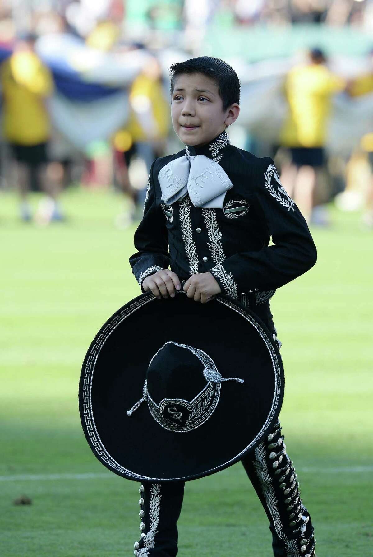 Young mariachi performer from Texas sings at debate